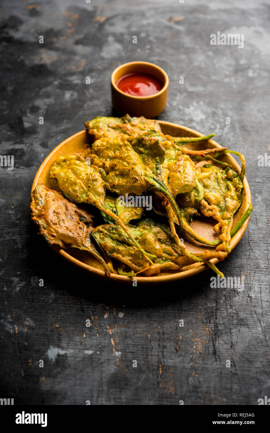 Crispy Palak/spinach Leaves pakoda or pakoda Stock Photo - Alamy