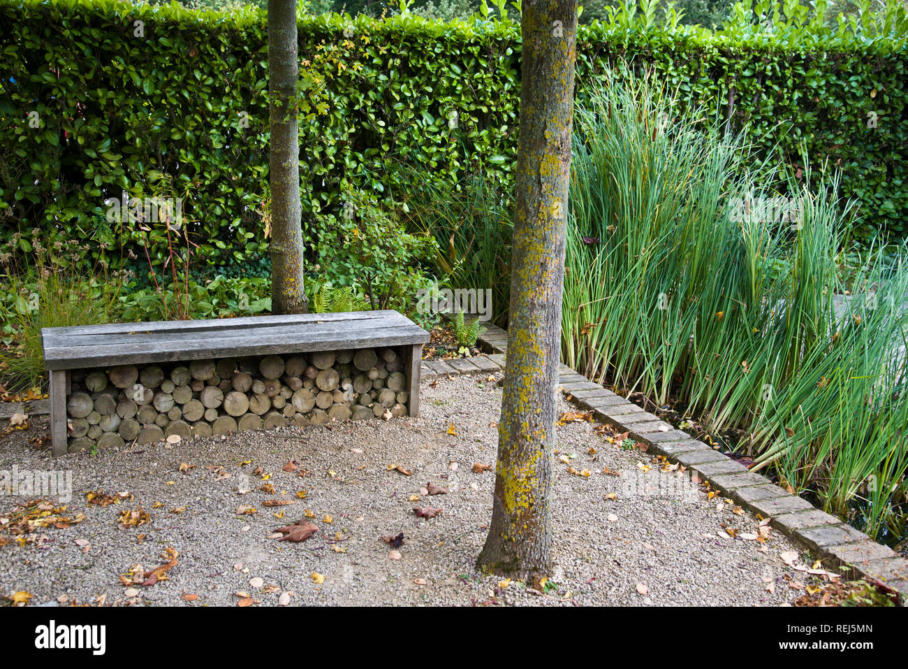 Ornate garden bench hi-res stock photography and images - Alamy