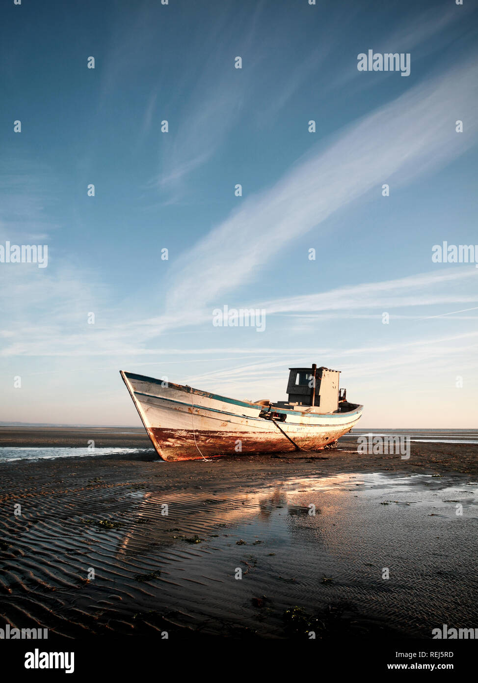 Aground boat hi-res stock photography and images - Alamy