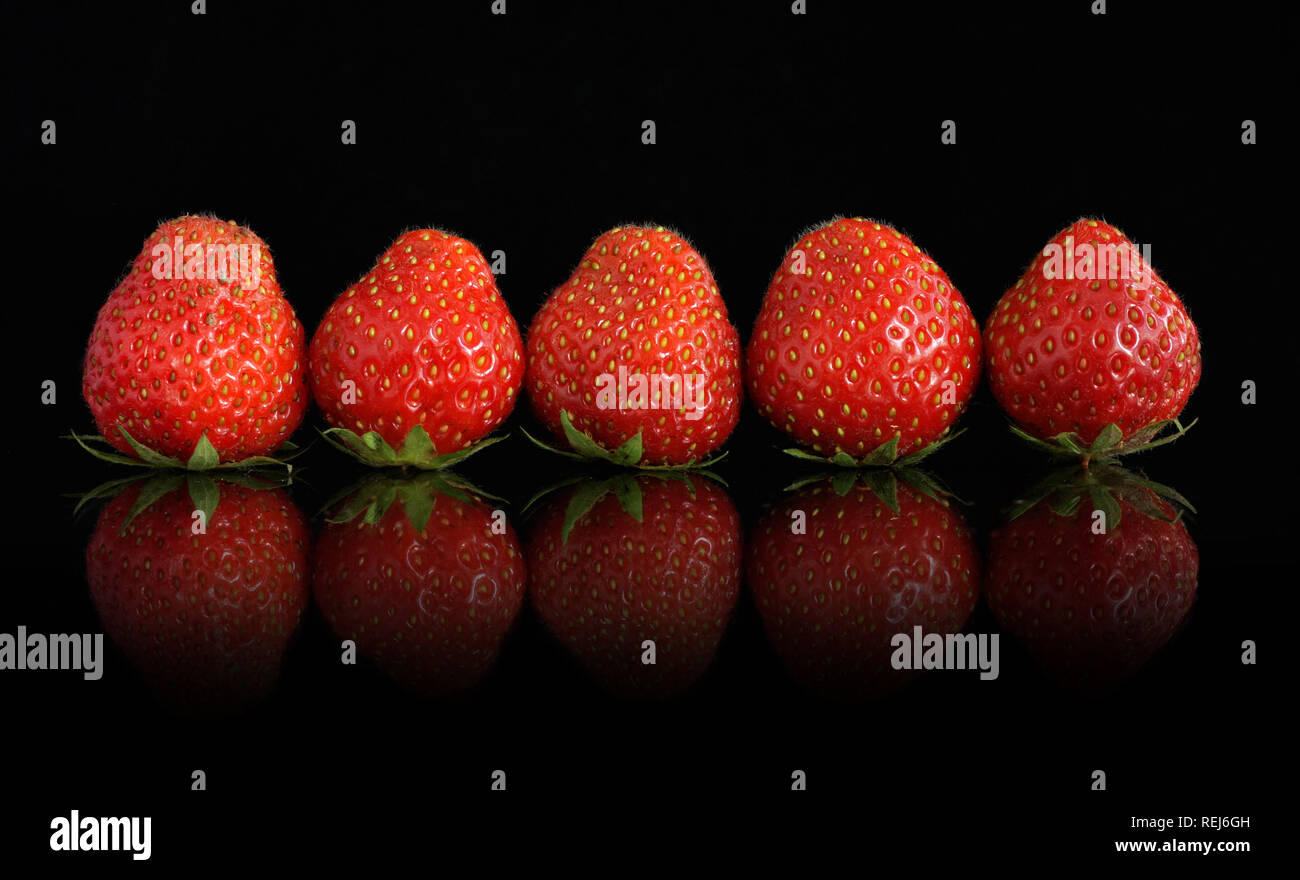 Five strawberries hi-res stock photography and images - Alamy