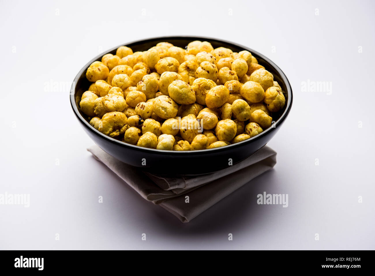 Roasted Phool Makhana or Crispy Lotus pops Seed served in a bowl ...