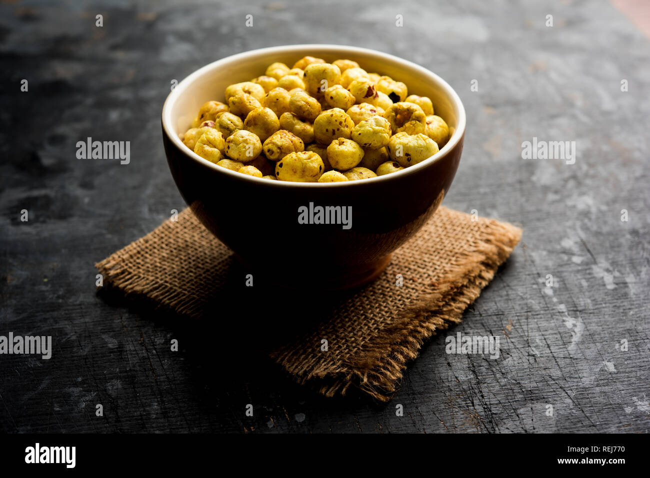 Roasted Phool Makhana or Crispy Lotus pops Seed served in a bowl ...