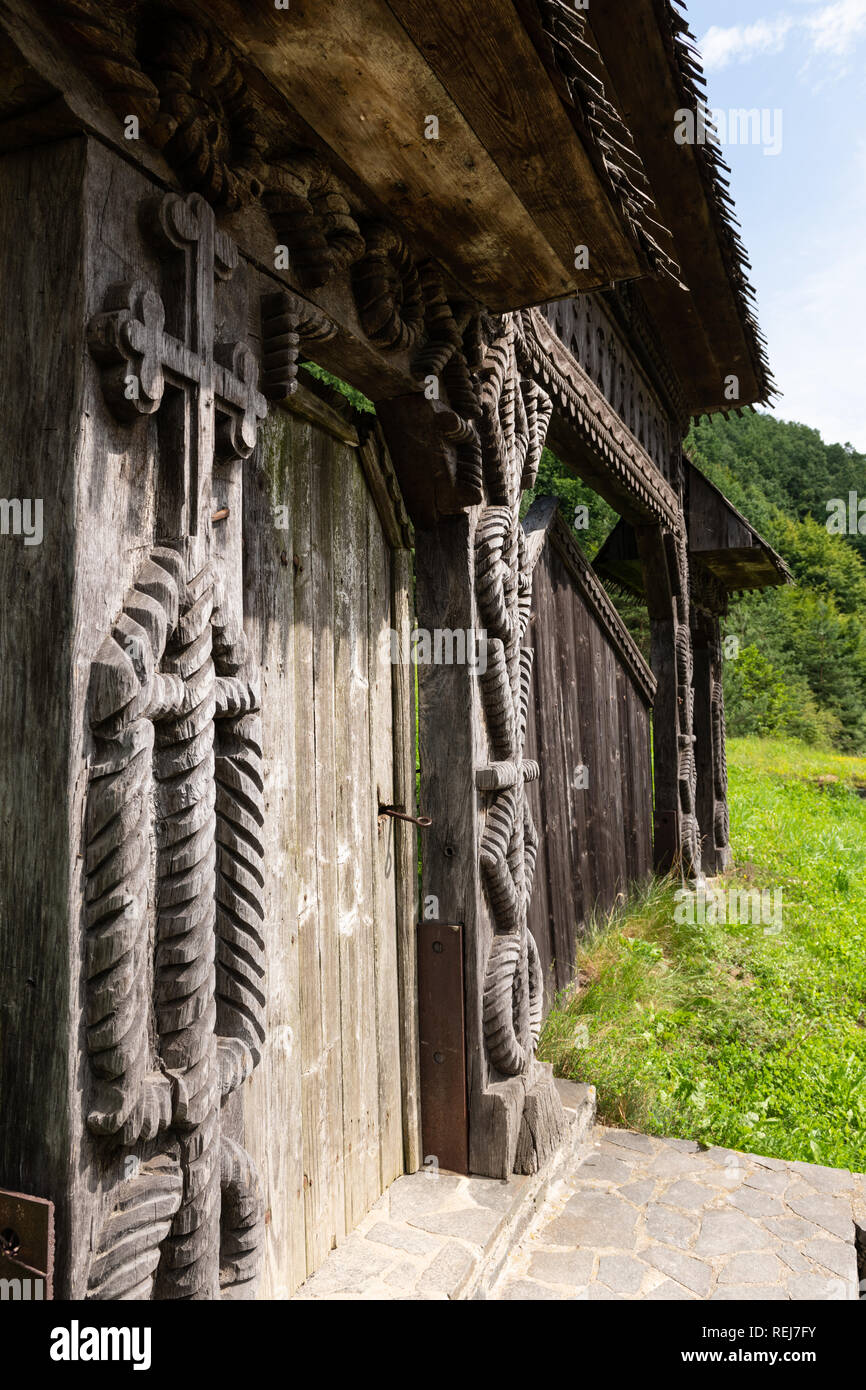 Wooden gate maramures hi-res stock photography and images - Alamy