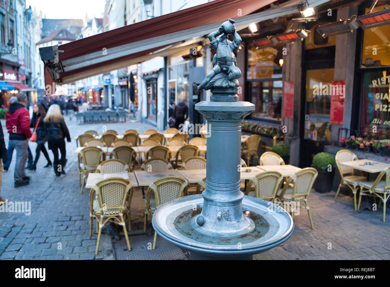 Man drinking statue hi-res stock photography and images - Alamy