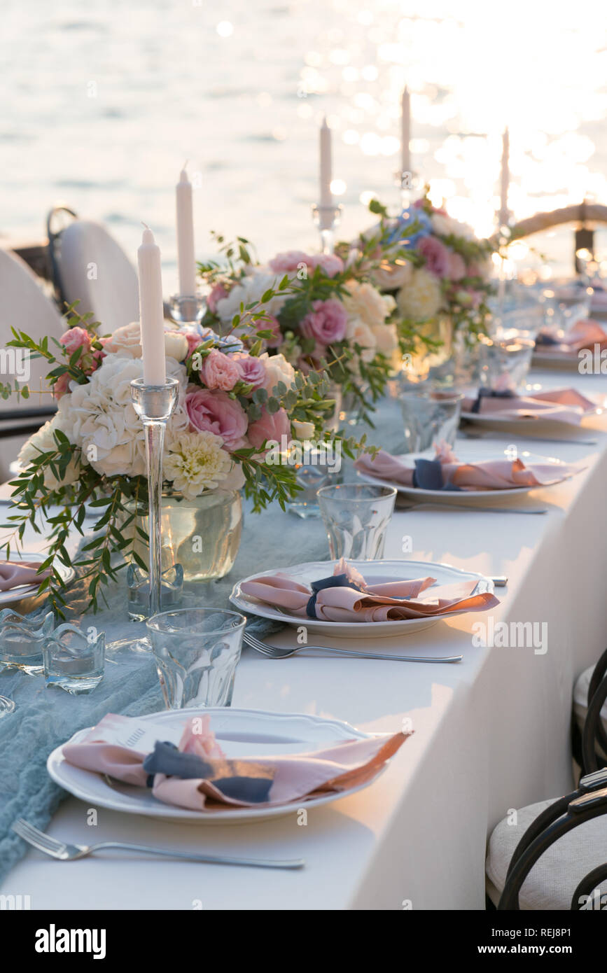 Beautifully decorated table hi-res stock photography and images - Alamy