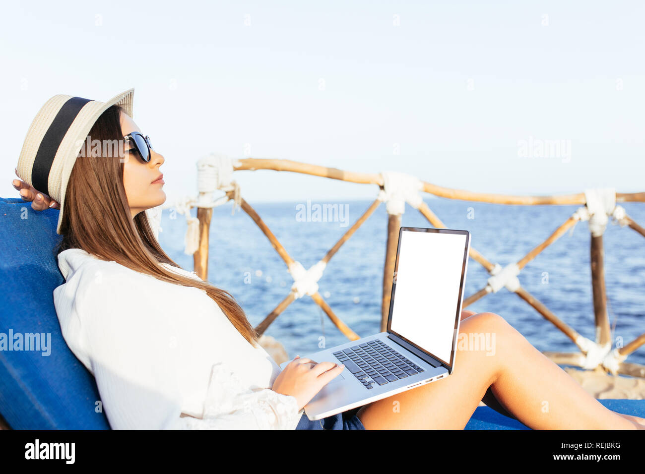 Woman working on her laptop at the tropical beach Stock Photo - Alamy