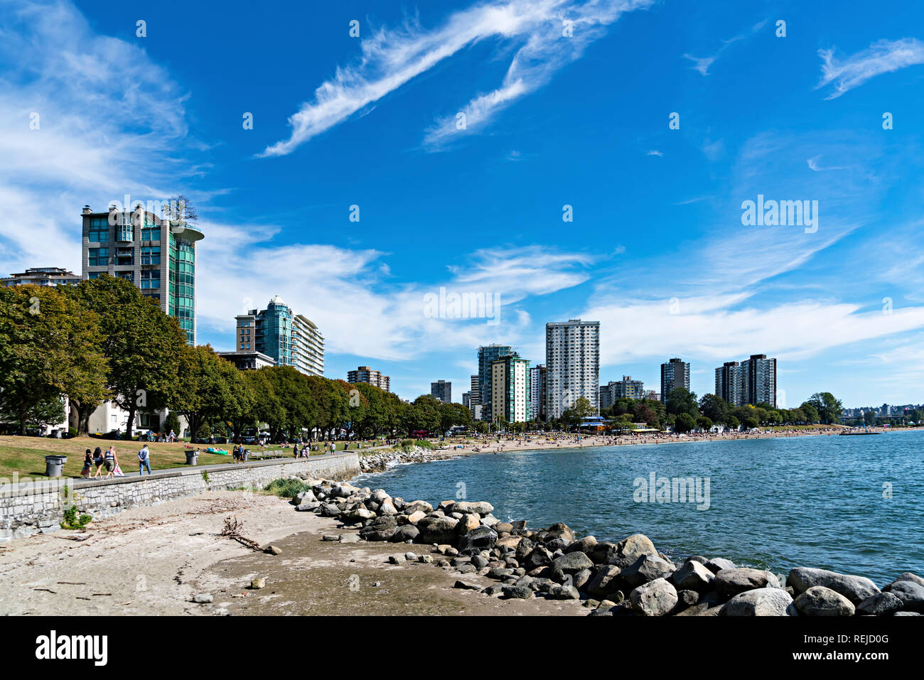 English bay beach seawall hi-res stock photography and images - Alamy