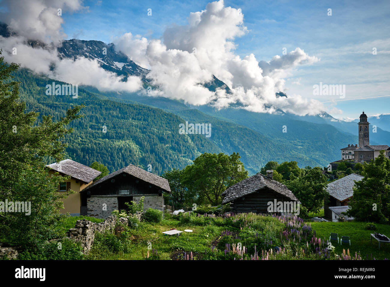 Switzerland landscape houses hi-res stock photography and images - Alamy