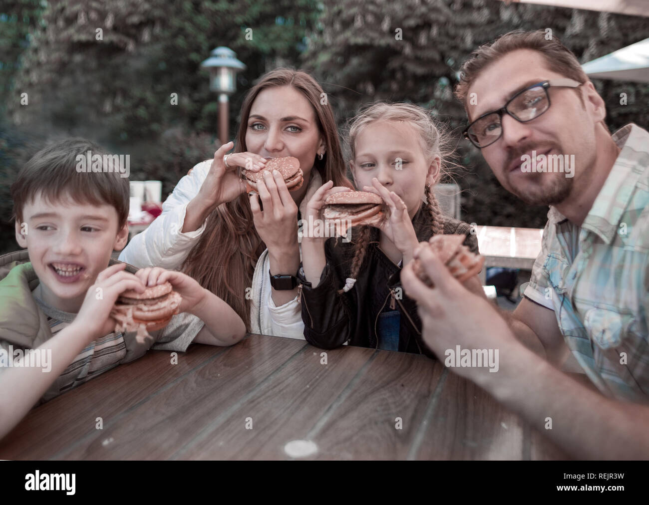 Family child dinner restaurant outdoors hi-res stock photography and ...