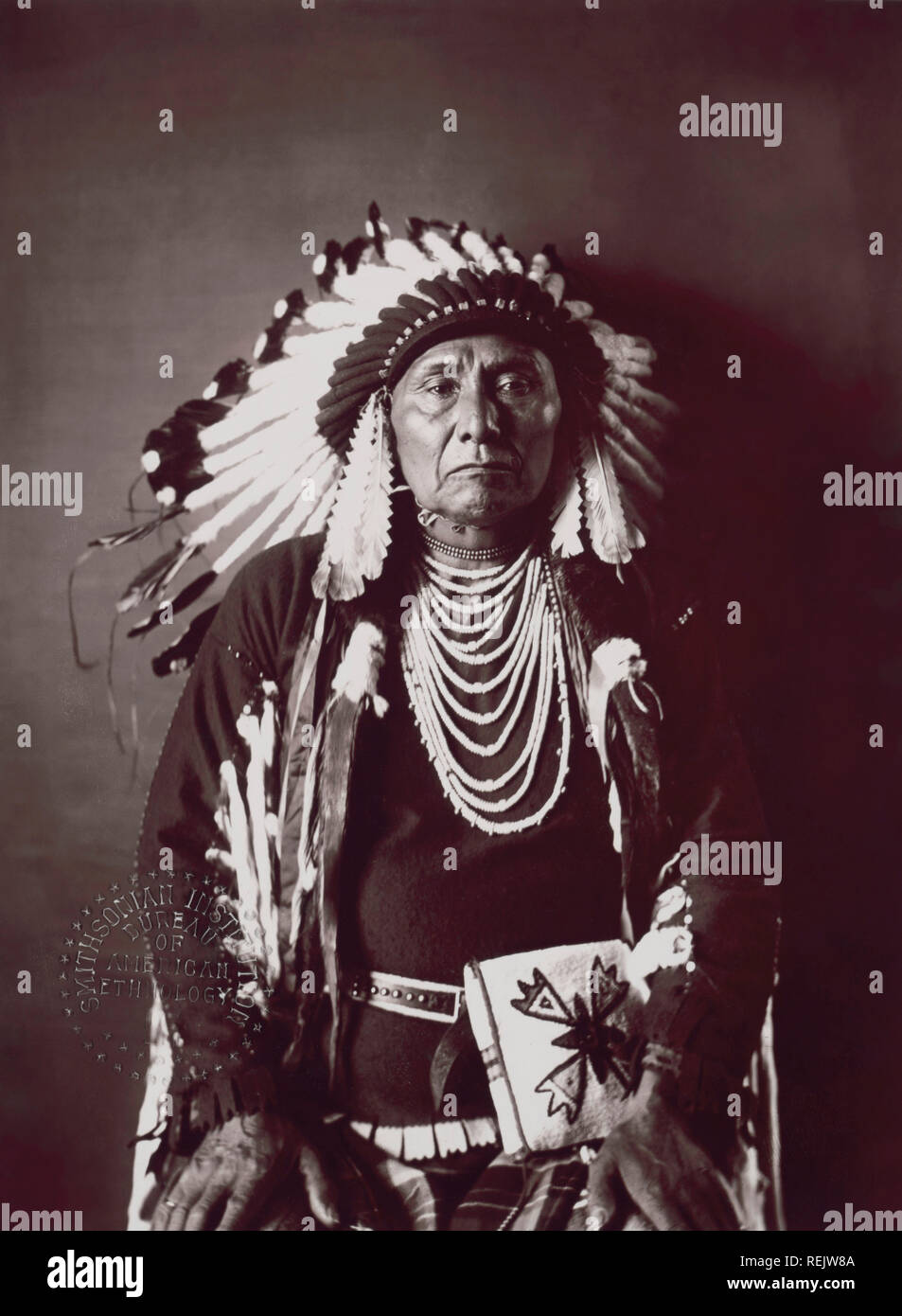 Native american indian chief headdress hi-res stock photography and ...
