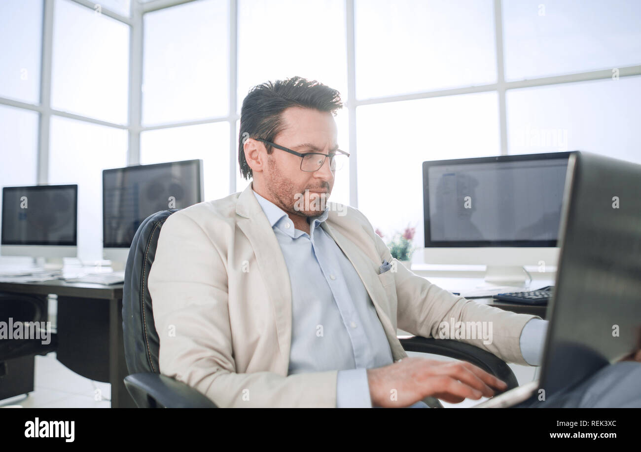 businessman looking at the laptop screen Stock Photo - Alamy