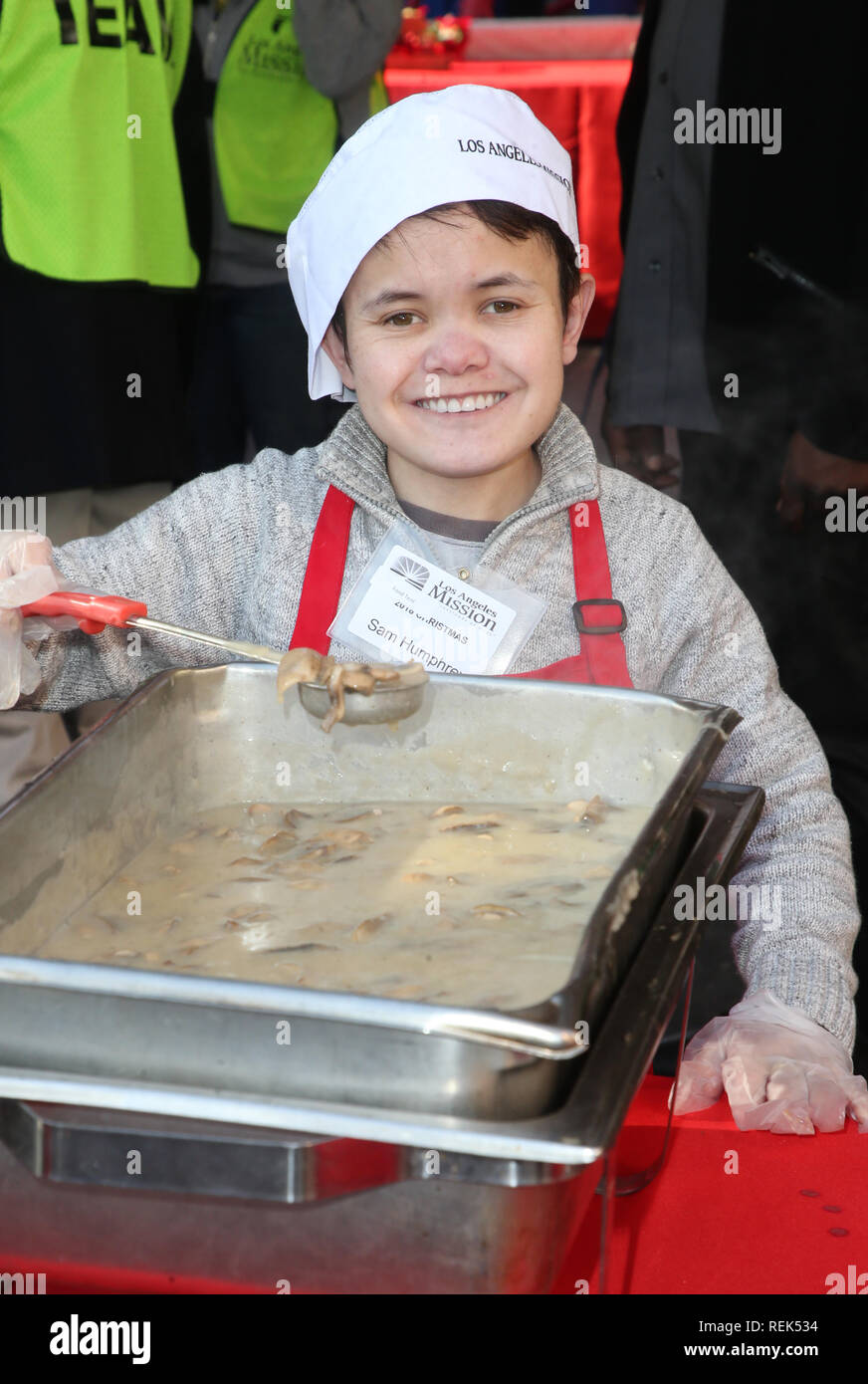 Celebrities serve dinner at LA Mission Christmas dinner for the ...