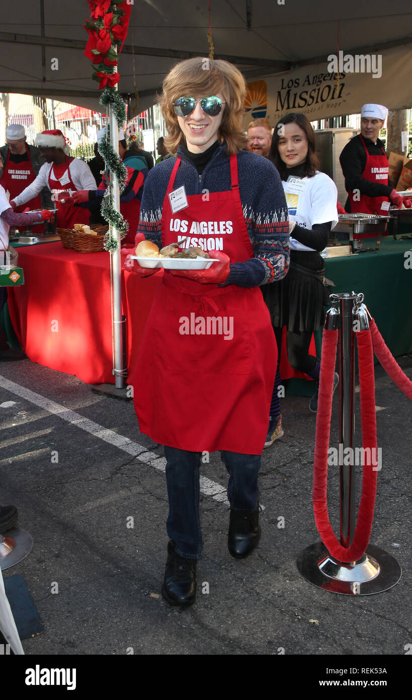 Celebrities serve dinner at LA Mission Christmas dinner for the ...