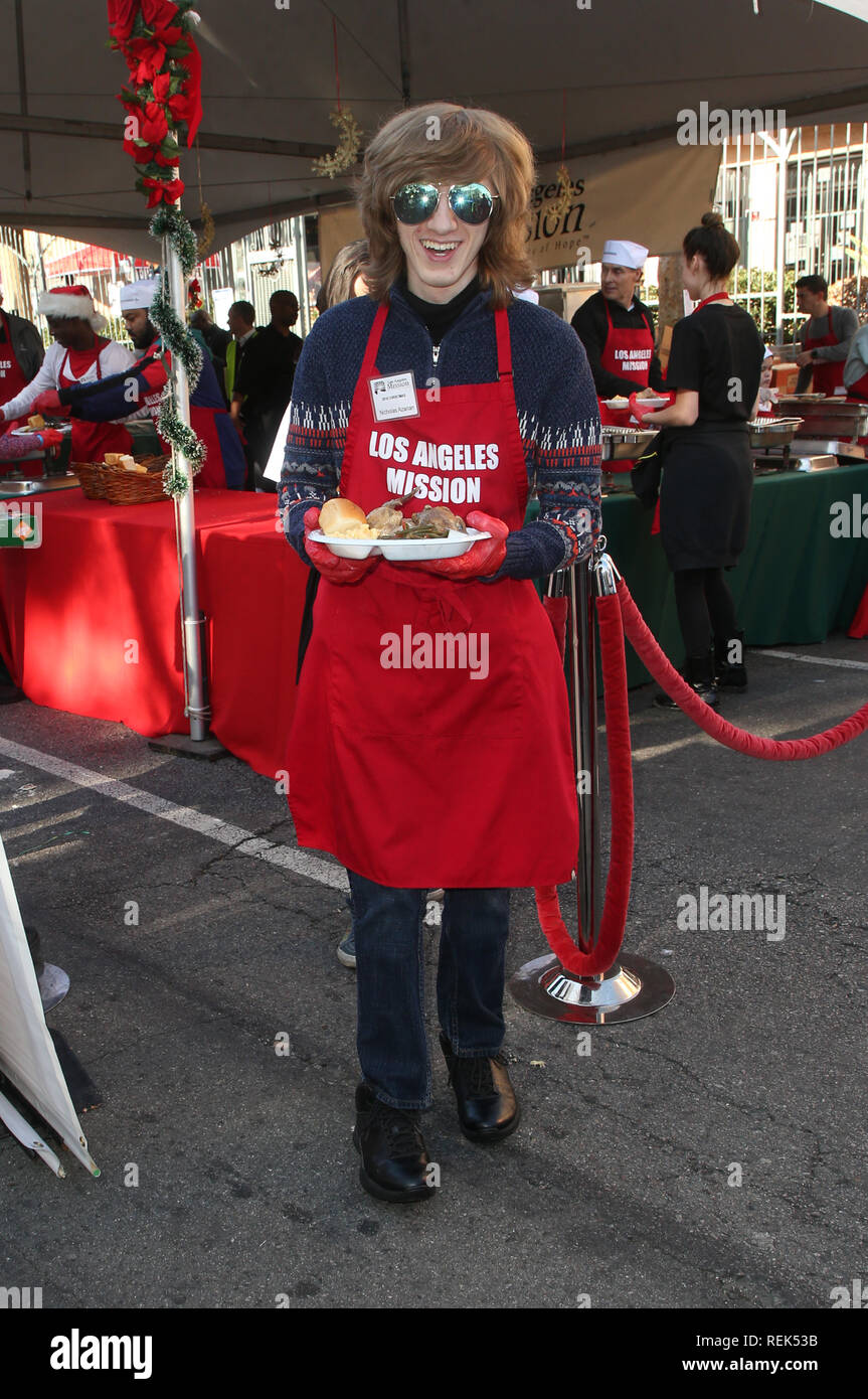Celebrities serve dinner at LA Mission Christmas dinner for the ...