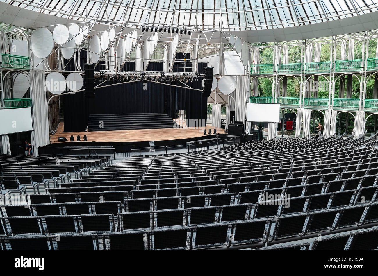 Opera of wire hi-res stock photography and images - Alamy