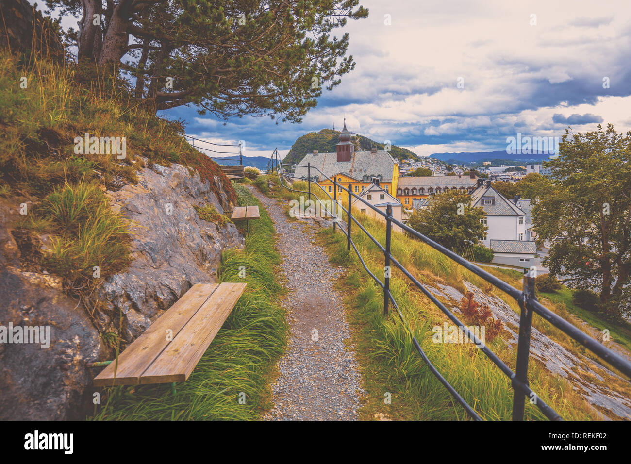 Alley and footpath hi-res stock photography and images - Alamy