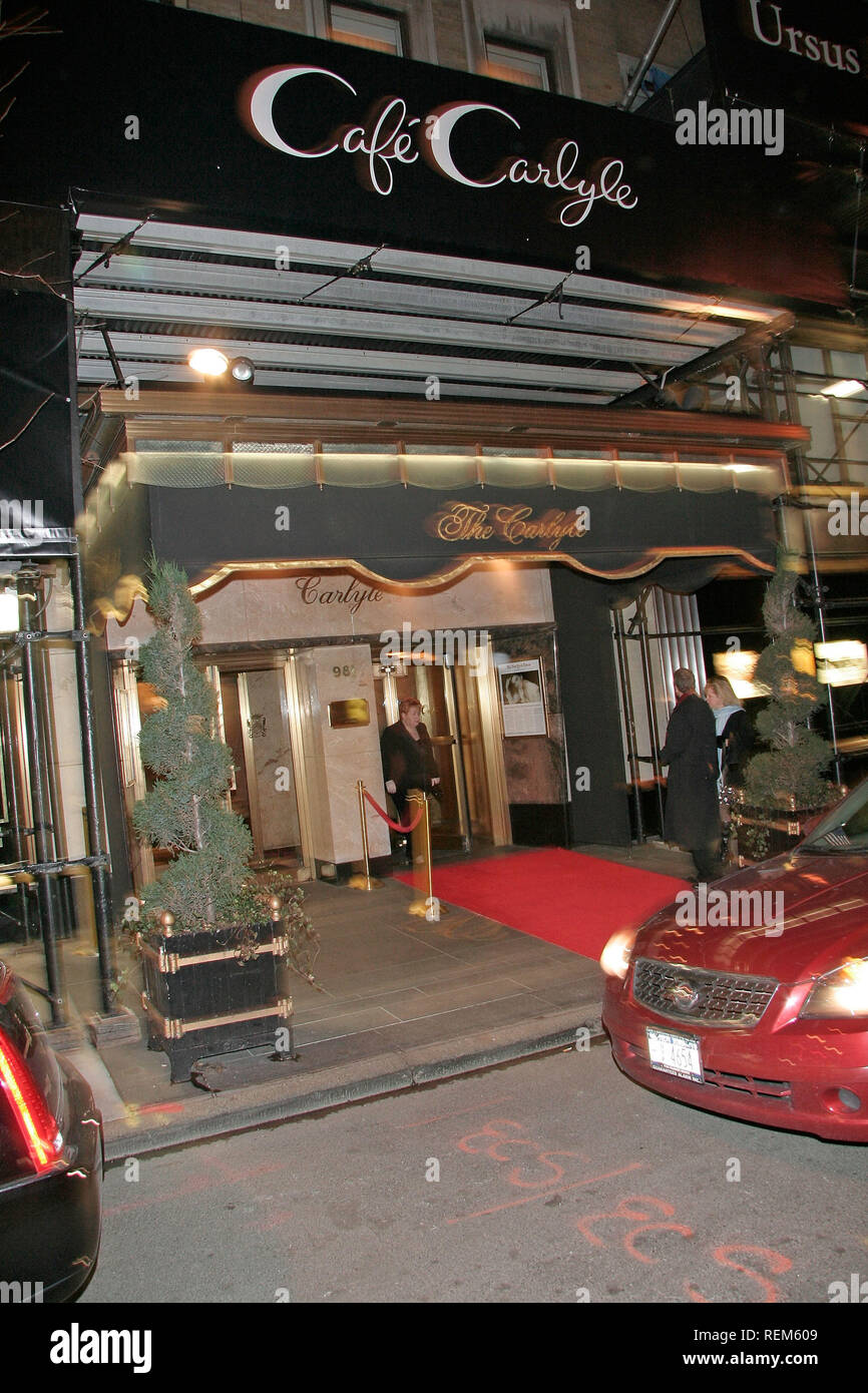 Cafe carlyle hi-res stock photography and images - Alamy