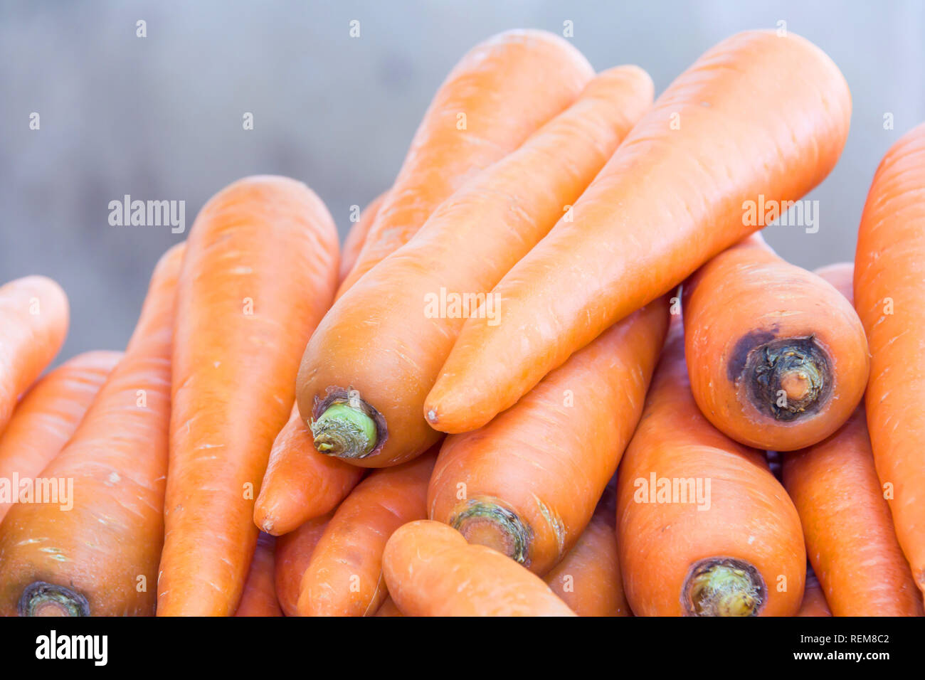 carrots on display at a supermarket Stock Photo - Alamy