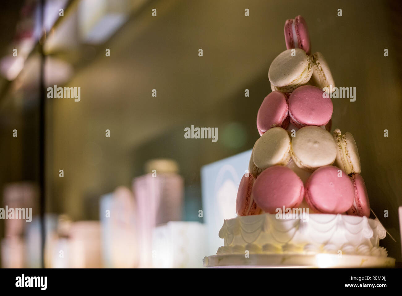 Macarons shop hi-res stock photography and images - Alamy