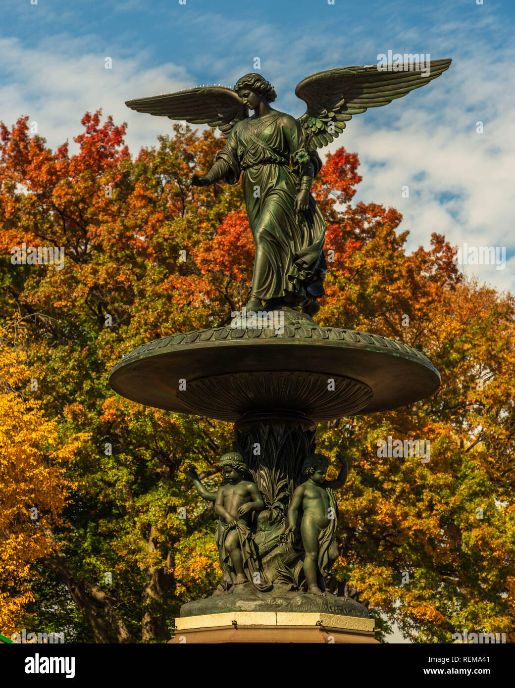 Fountain in fall park hi-res stock photography and images - Alamy
