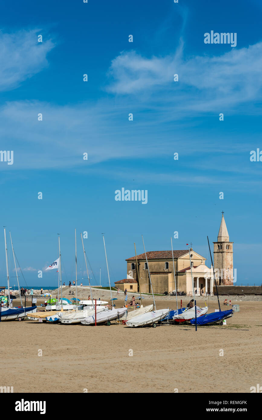 Caorle beach and promenade Stock Photo - Alamy