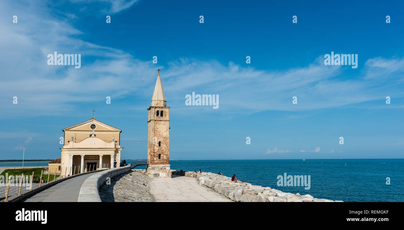 Caorle beach and promenade Stock Photo - Alamy