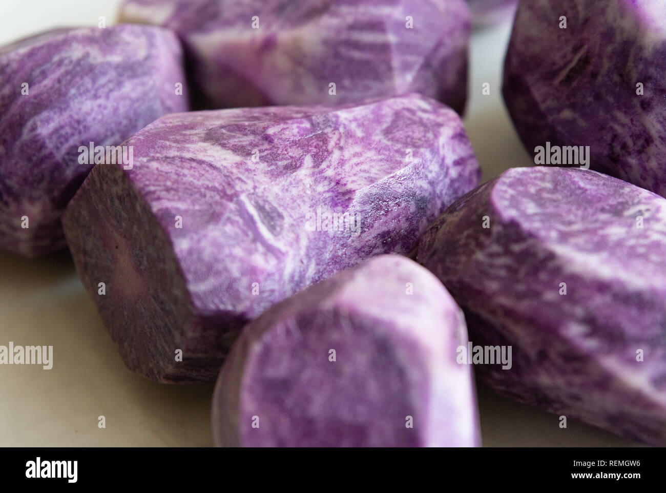 close up on Vitelotte blue-violet potato Stock Photo - Alamy