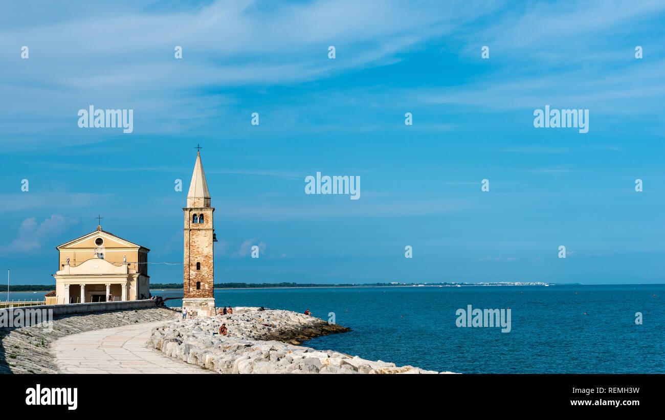 Caorle beach and promenade Stock Photo - Alamy