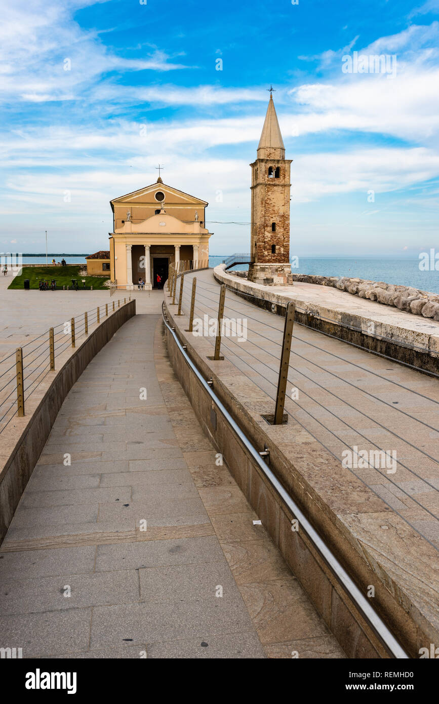 Caorle beach and promenade Stock Photo - Alamy