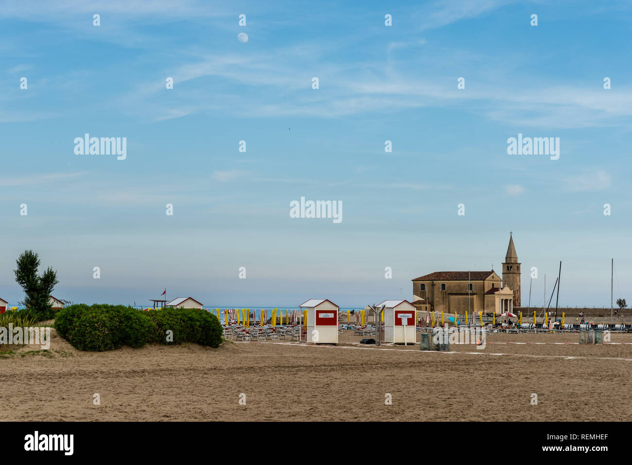 Caorle beach and promenade Stock Photo - Alamy
