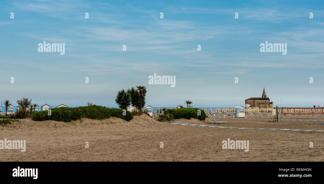 Caorle beach and promenade Stock Photo - Alamy