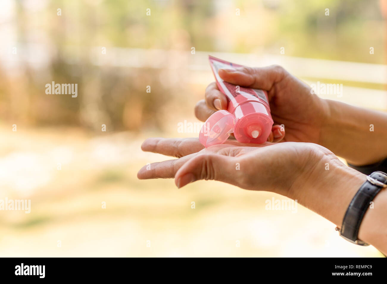 Squeeze hands hi-res stock photography and images - Alamy