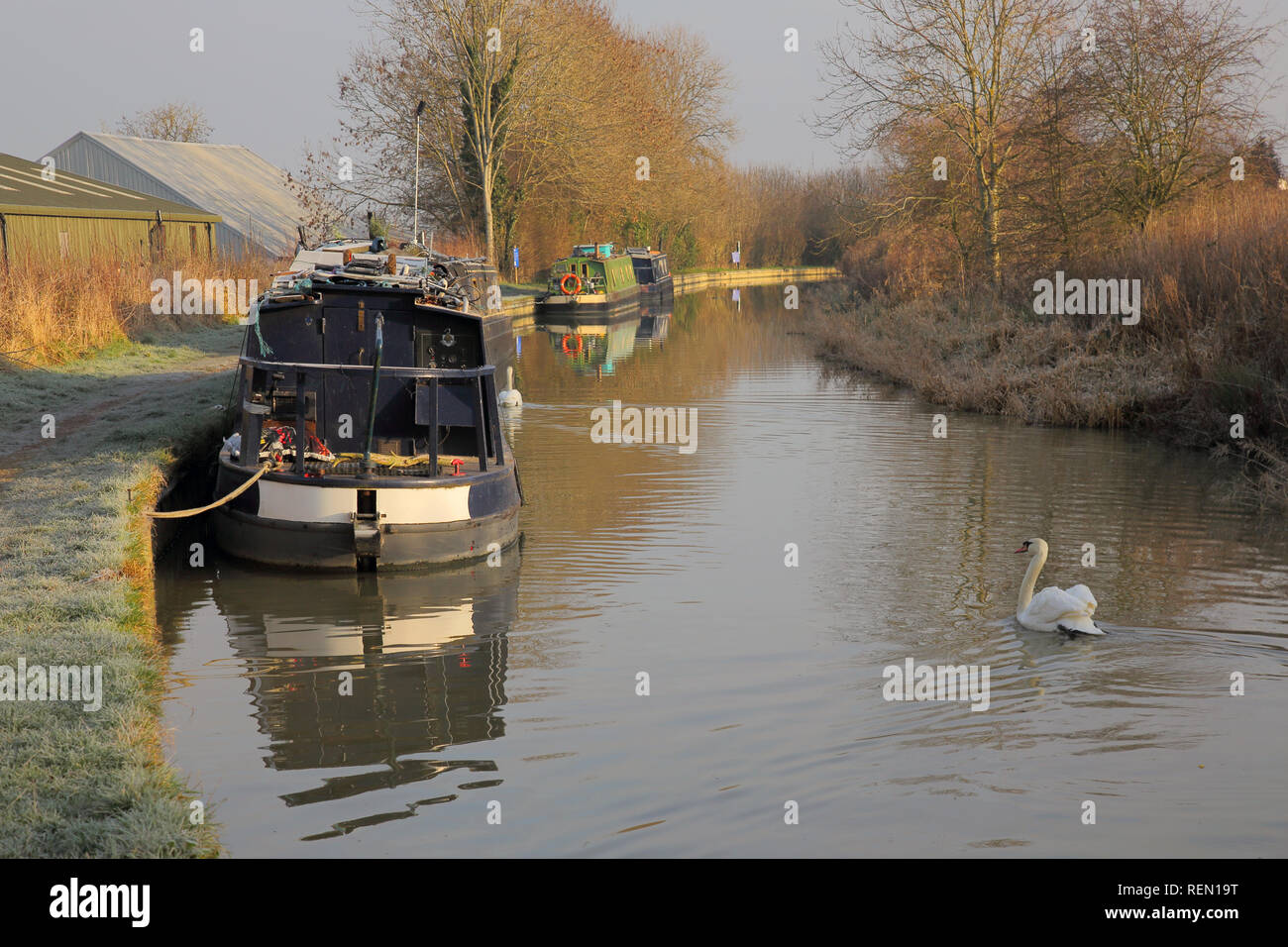 narrow boats along the oxford canal near fenny compton oxfordshire in ...