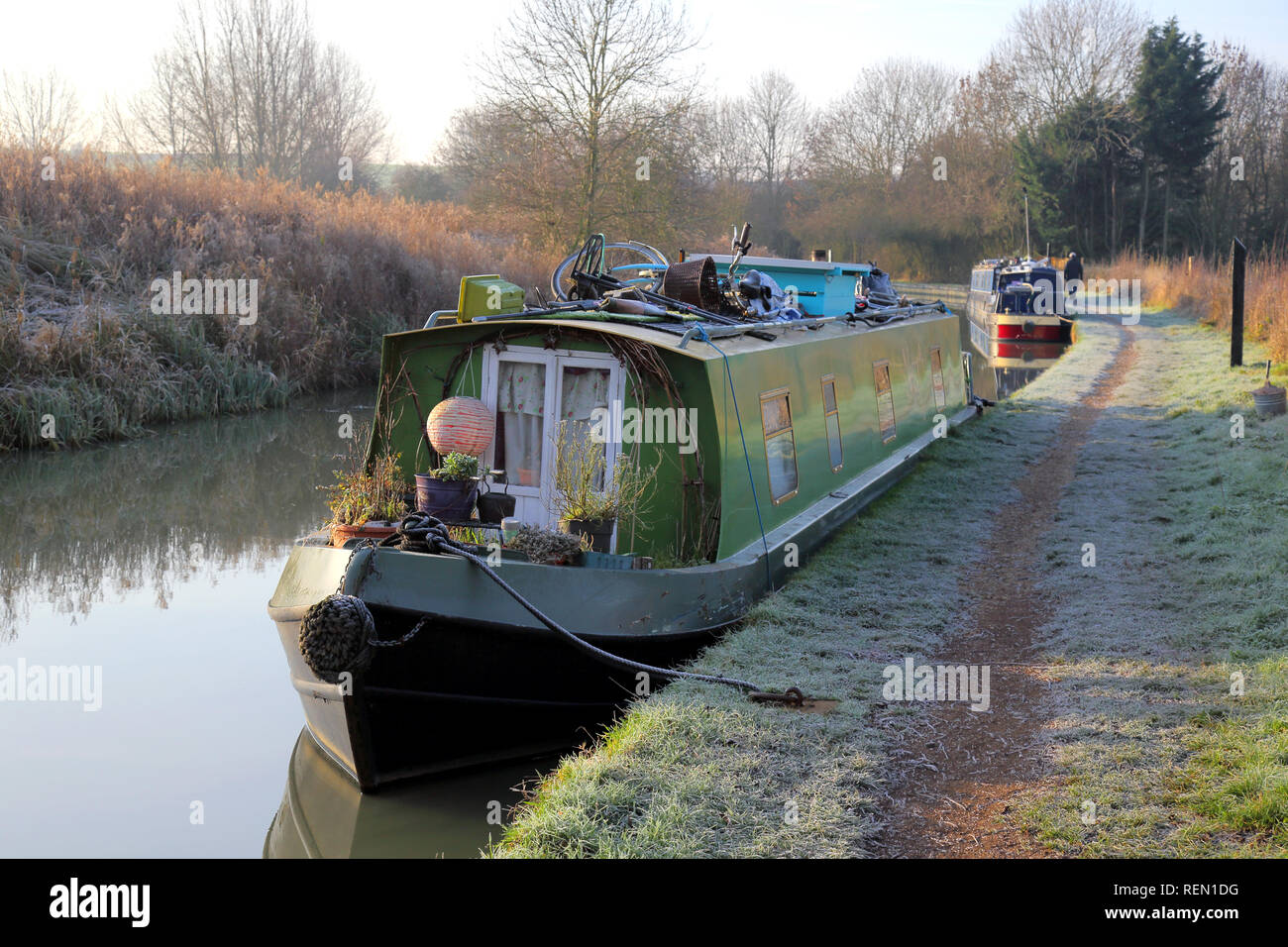 narrow boats along the oxford canal near fenny compton oxfordshire in ...