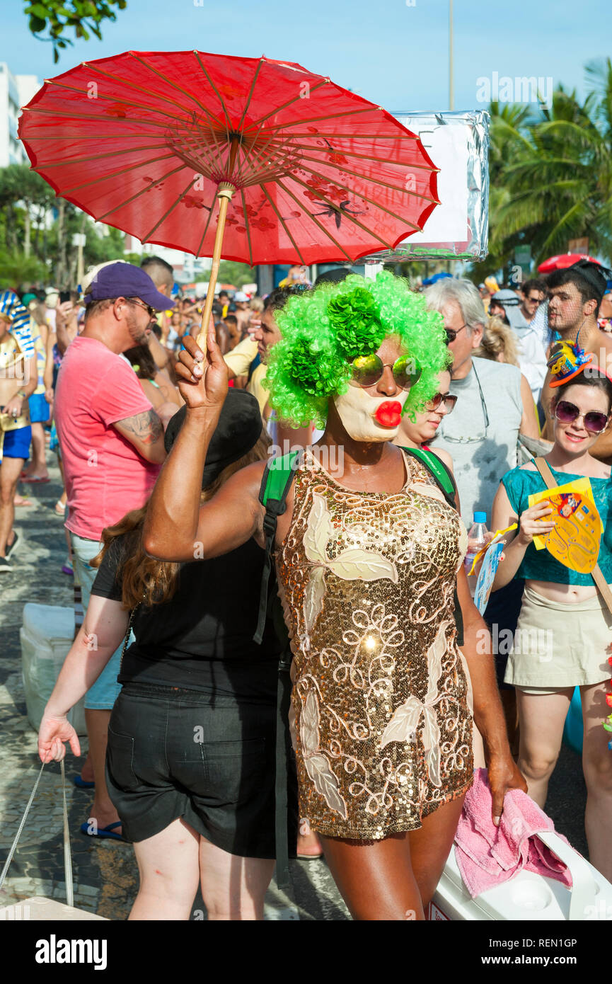 RIO DE JANEIRO - FEBRUARY 07, 2016: A street vendor in flamboyant ...