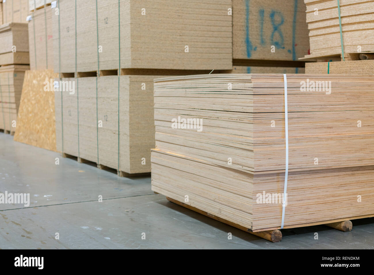 Packed cargo pallet white hi-res stock photography and images - Alamy