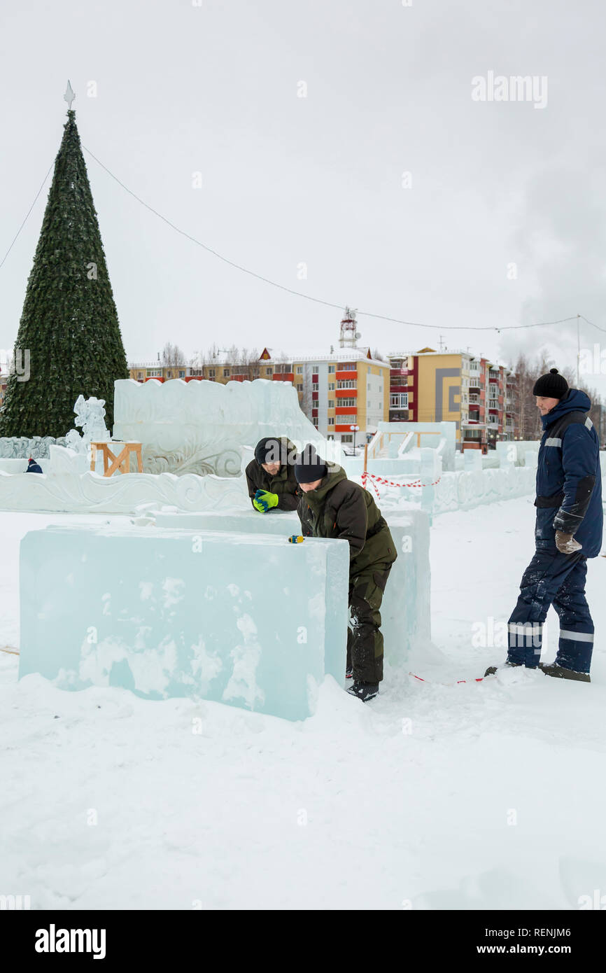 Workers assemblers mark the ice block on the construction site of the ...