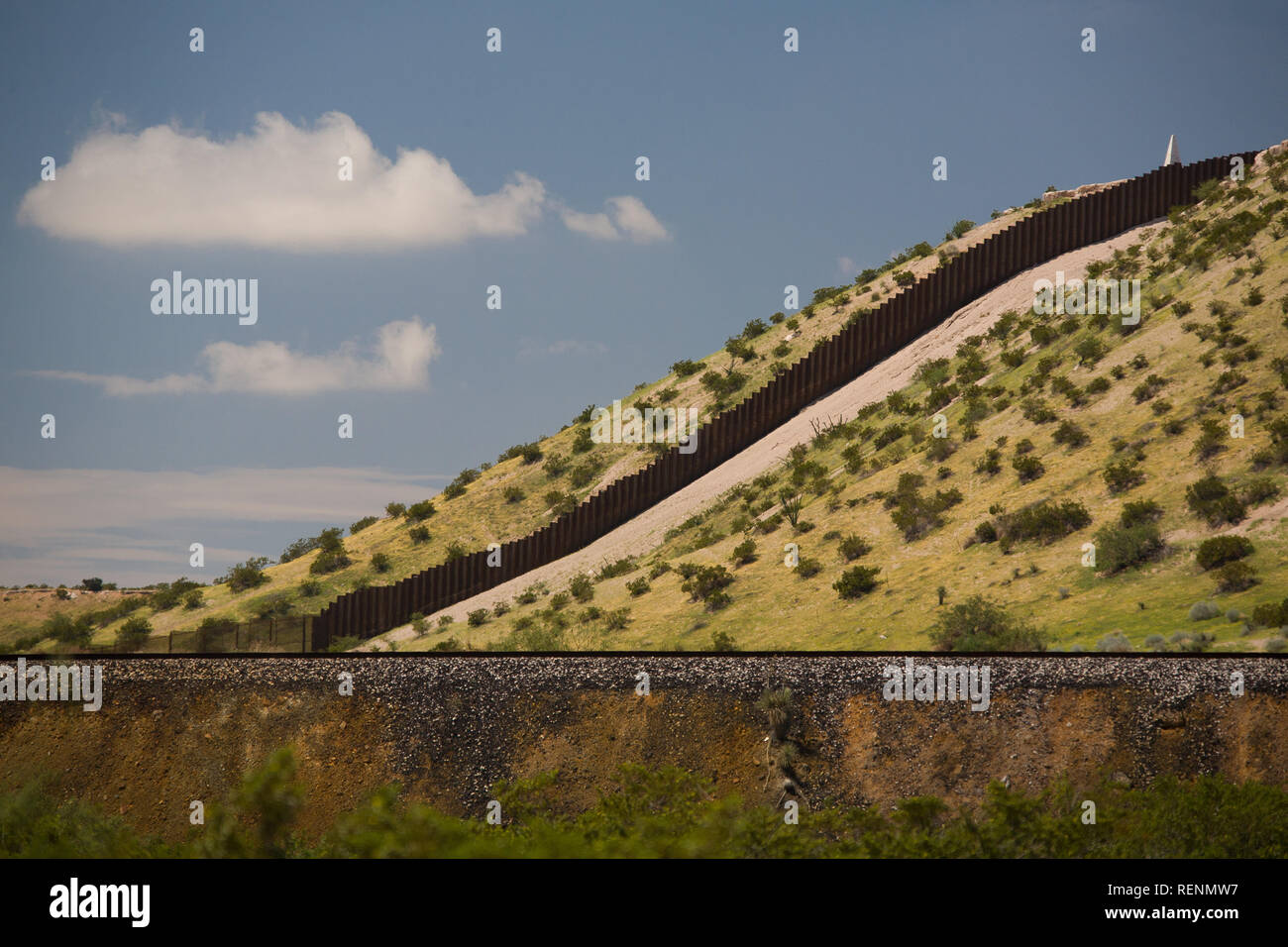 Border monument hi-res stock photography and images - Alamy