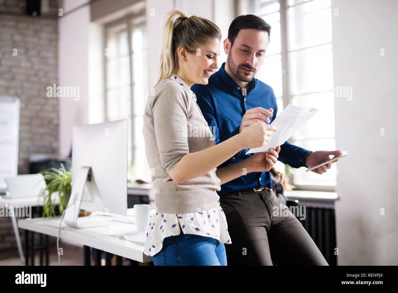 Discussion cooperate hi-res stock photography and images - Alamy