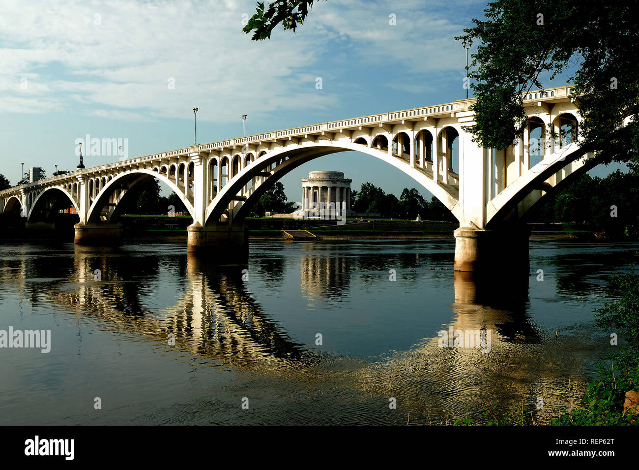 Bridge arch frames memorial hi-res stock photography and images - Alamy