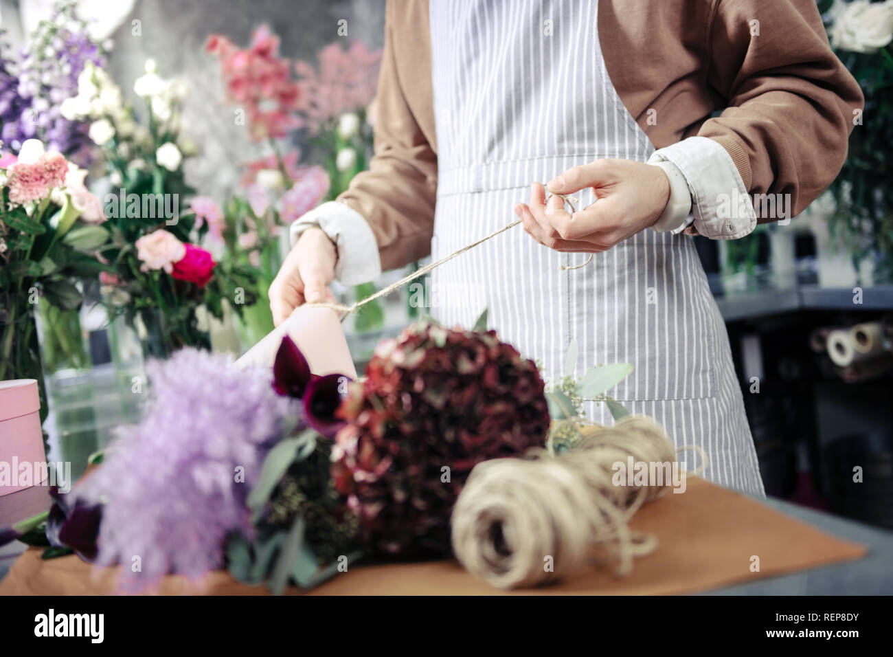 Packing flowers hi-res stock photography and images - Alamy