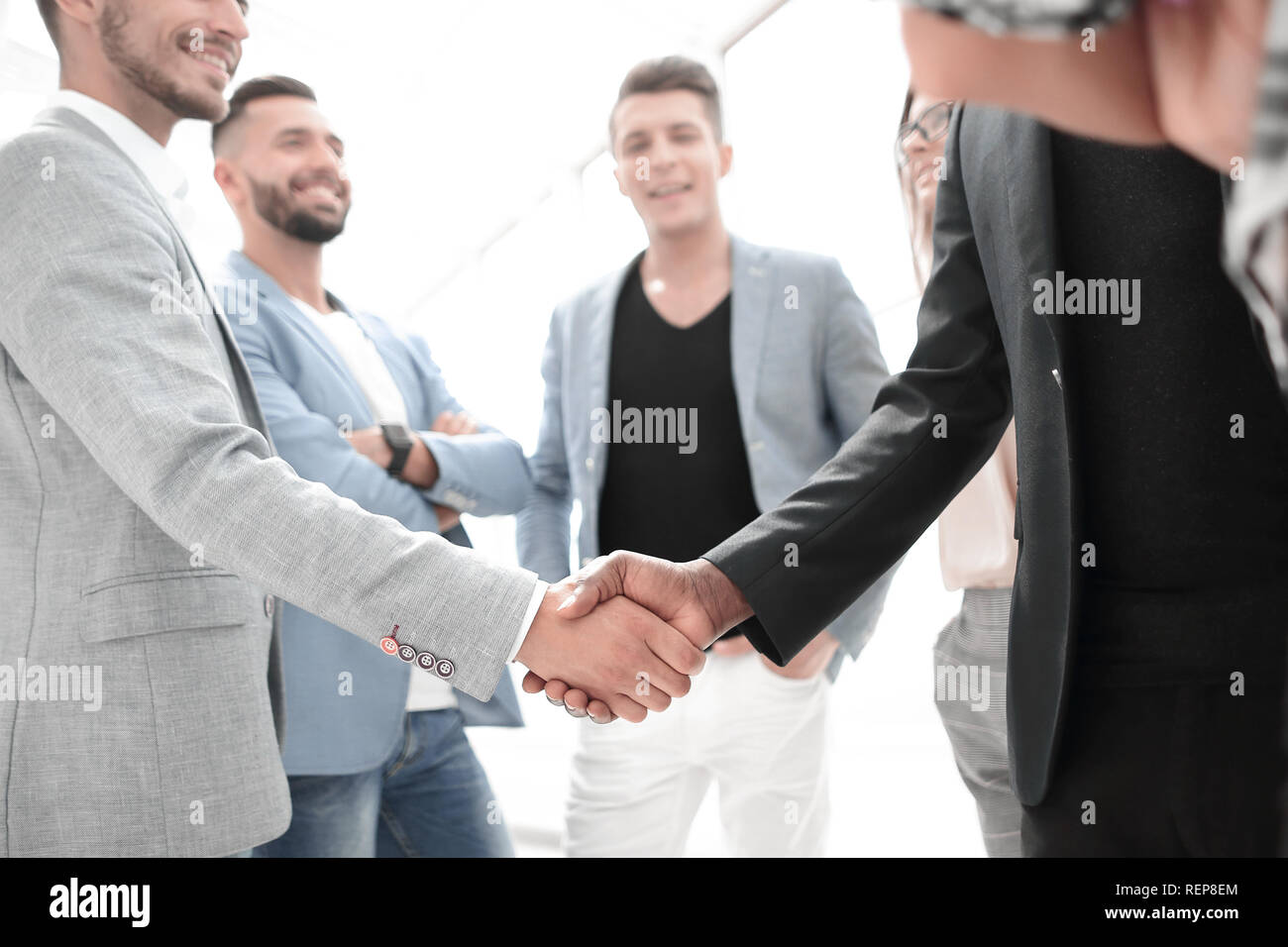 Shaking hands in board room hi-res stock photography and images - Alamy