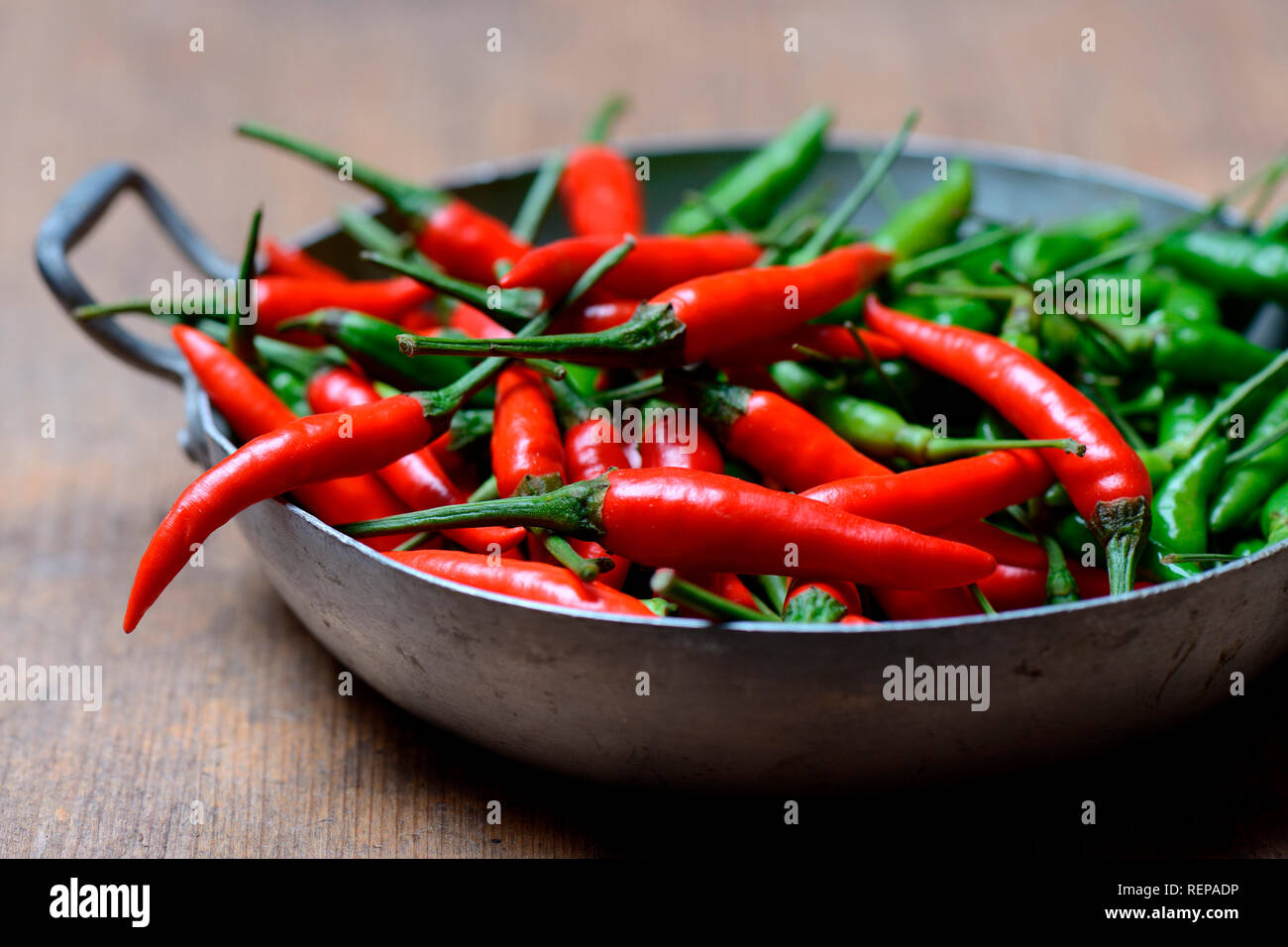 Pfefferschoten, (Capsicum frutescens), Peperoni, Chilischoten ...