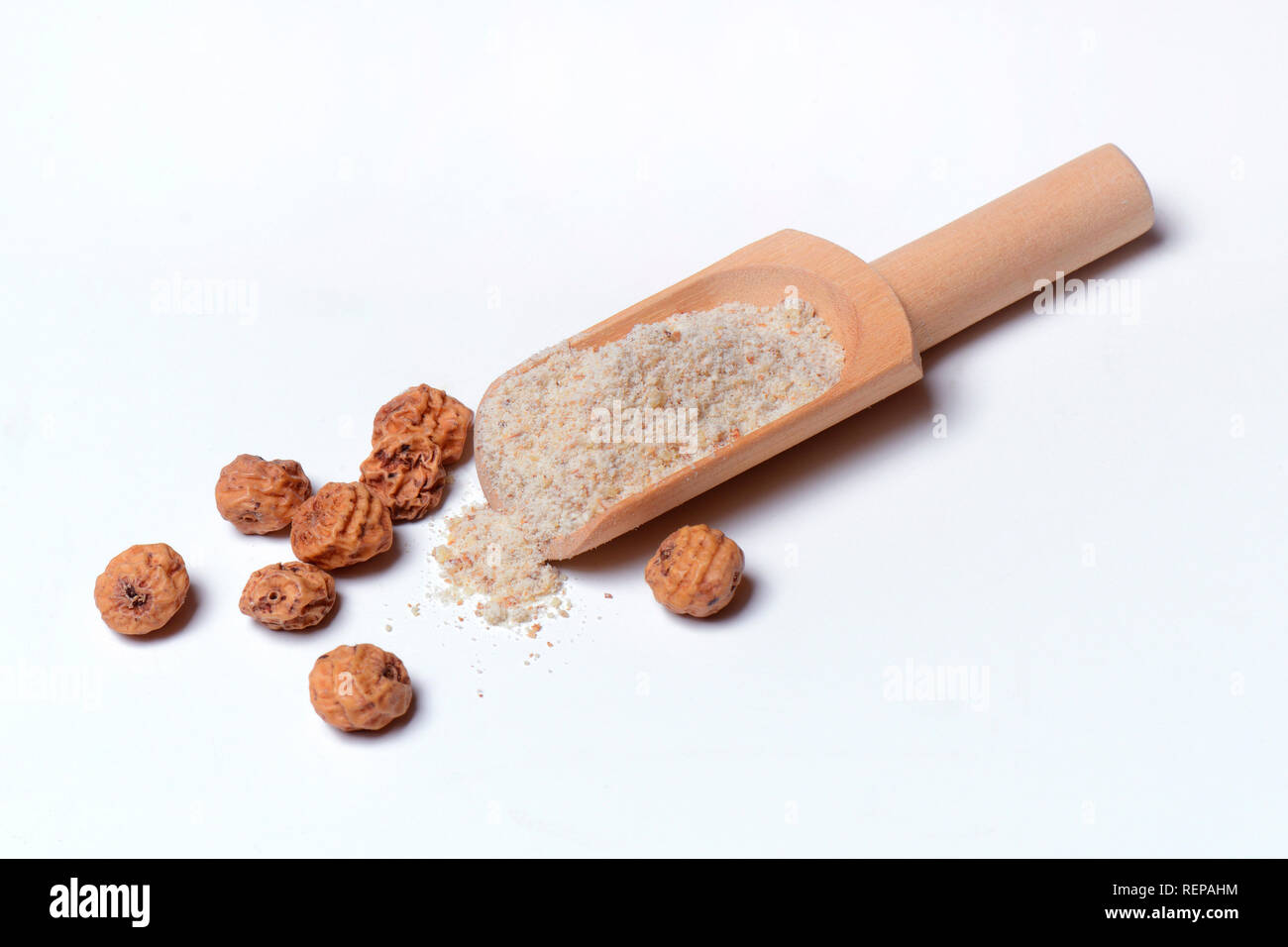 Erdmandeln und Erdmandelmehl in Holzschaufel, Cyperus esculentus Stock ...