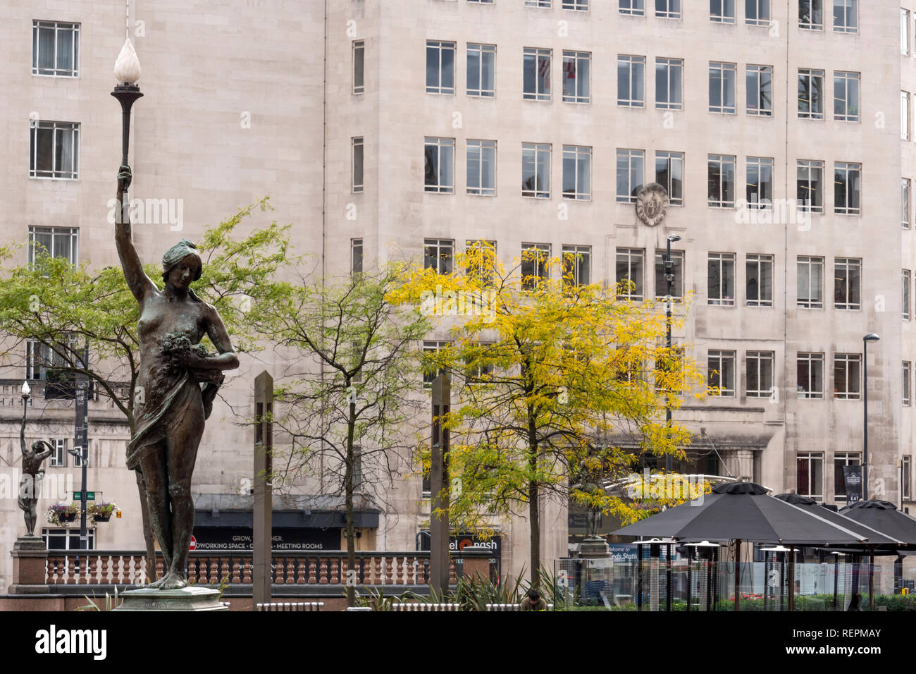 Leeds city square statue hi-res stock photography and images - Alamy
