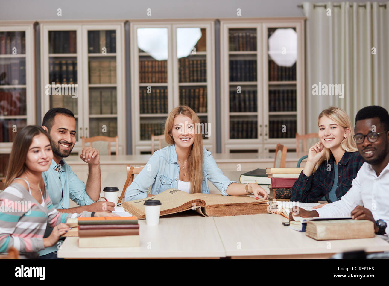 Arab college classroom hi-res stock photography and images - Alamy