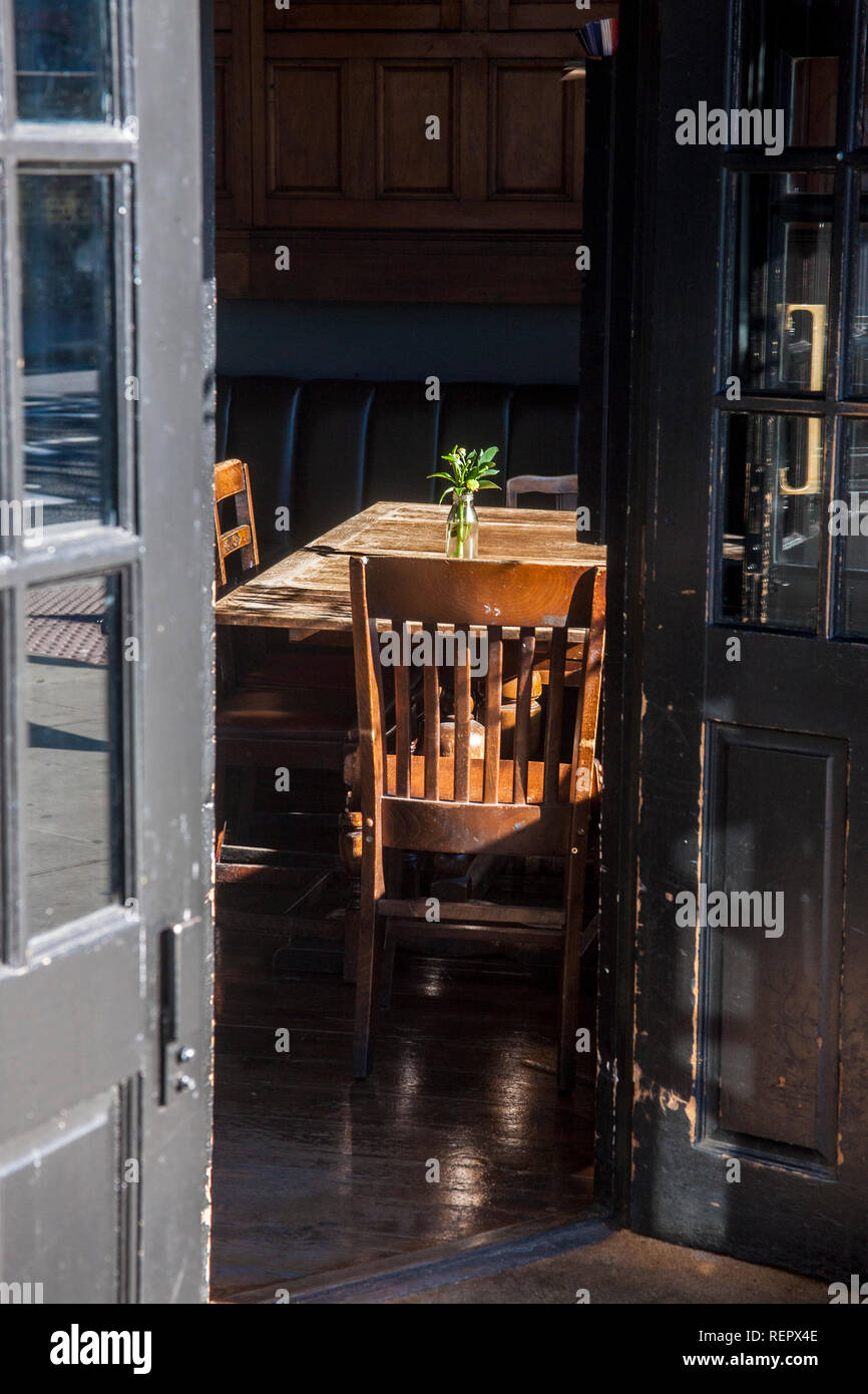 Setting doors hi-res stock photography and images - Alamy