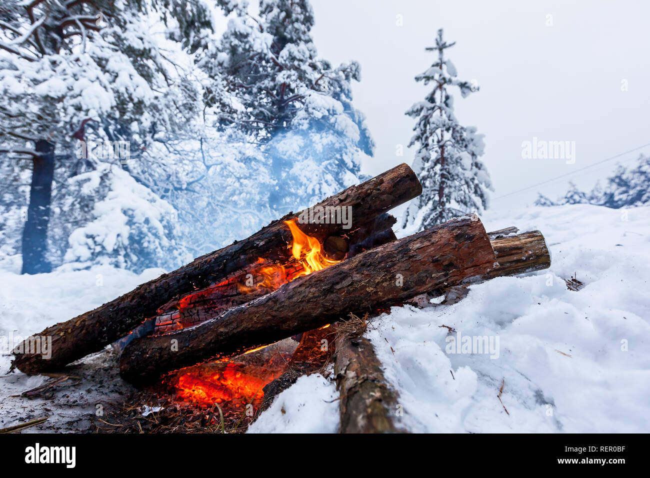 Family campfire snow hi-res stock photography and images - Alamy