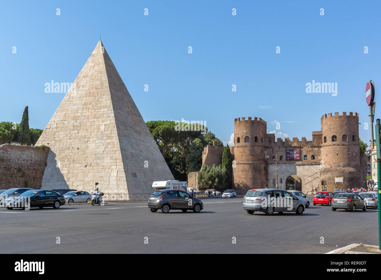 ROME, ITALY - JUNE 22, 2017: Amazing view of Pyramid of Caius Cestius ...