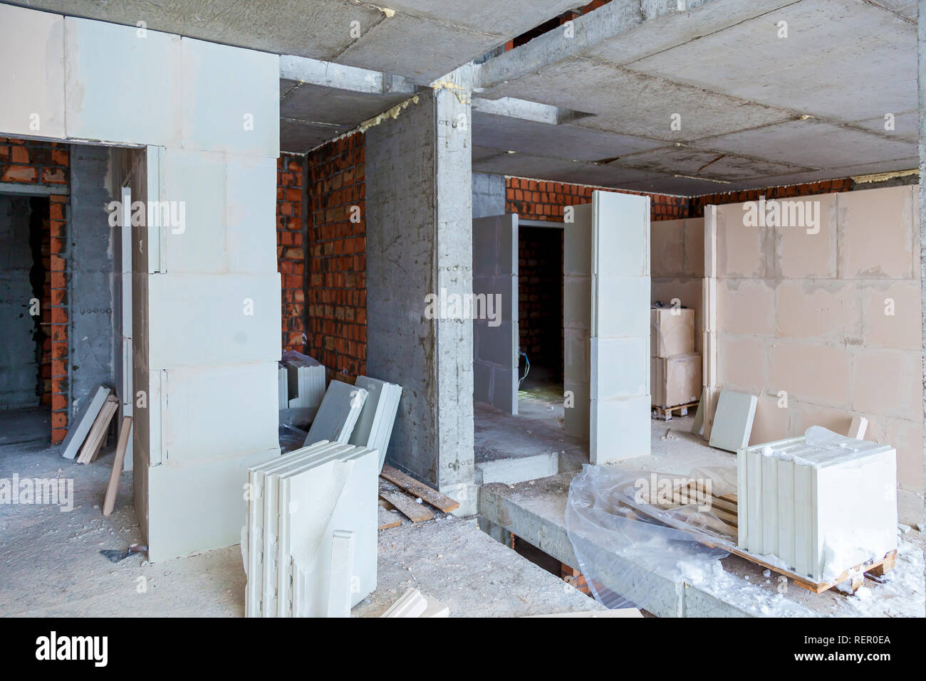 Workflow masonry the inside of the walls of lightweight blocks. The ...